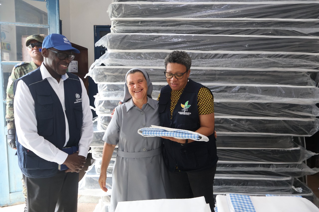 Ministra Angela Costa faz a visita ao Distrito Sanitário de Lemba ...